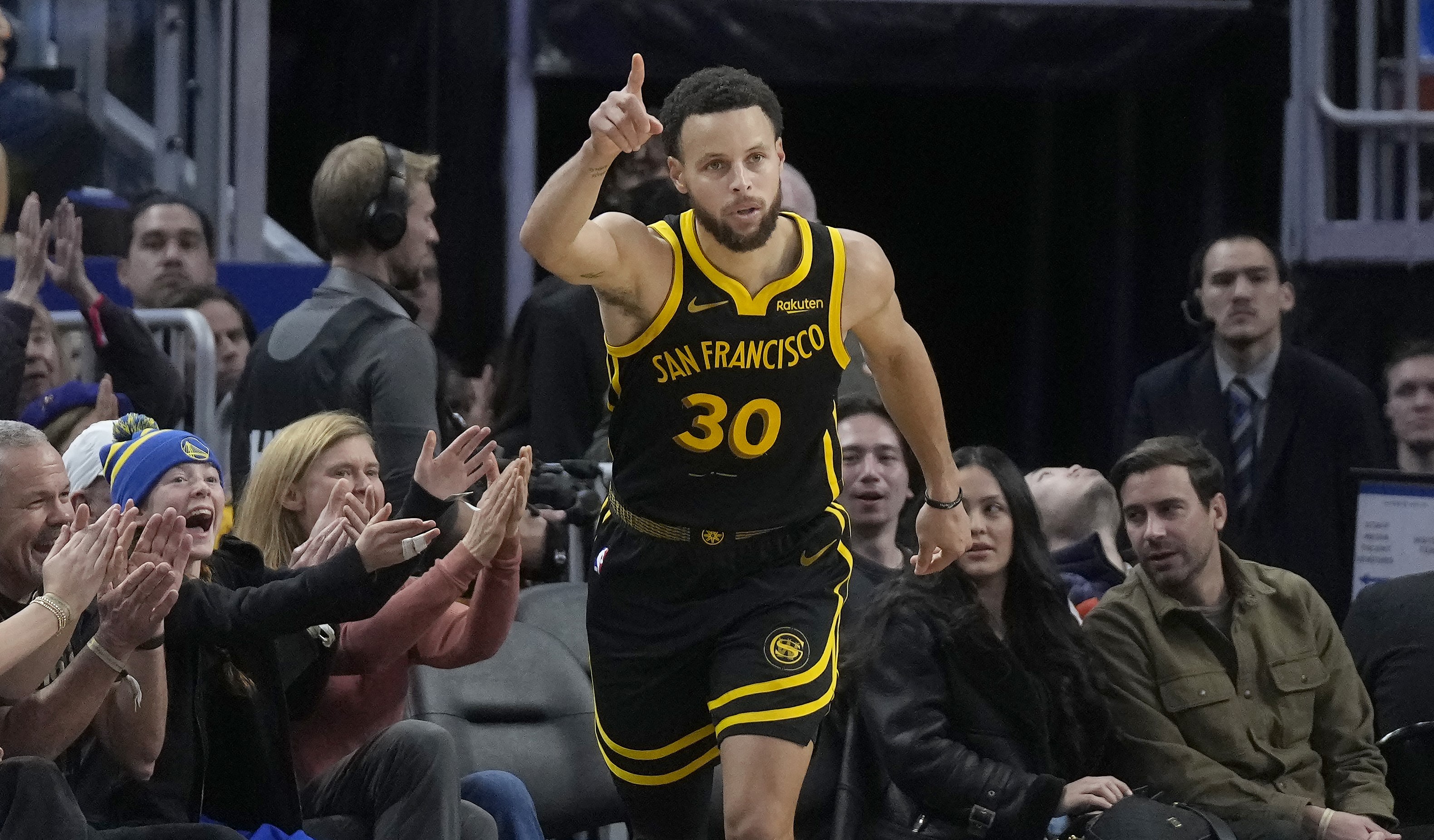 Stephen Curry 2記關鍵3分球 勇士險勝活塞|緯來新聞網